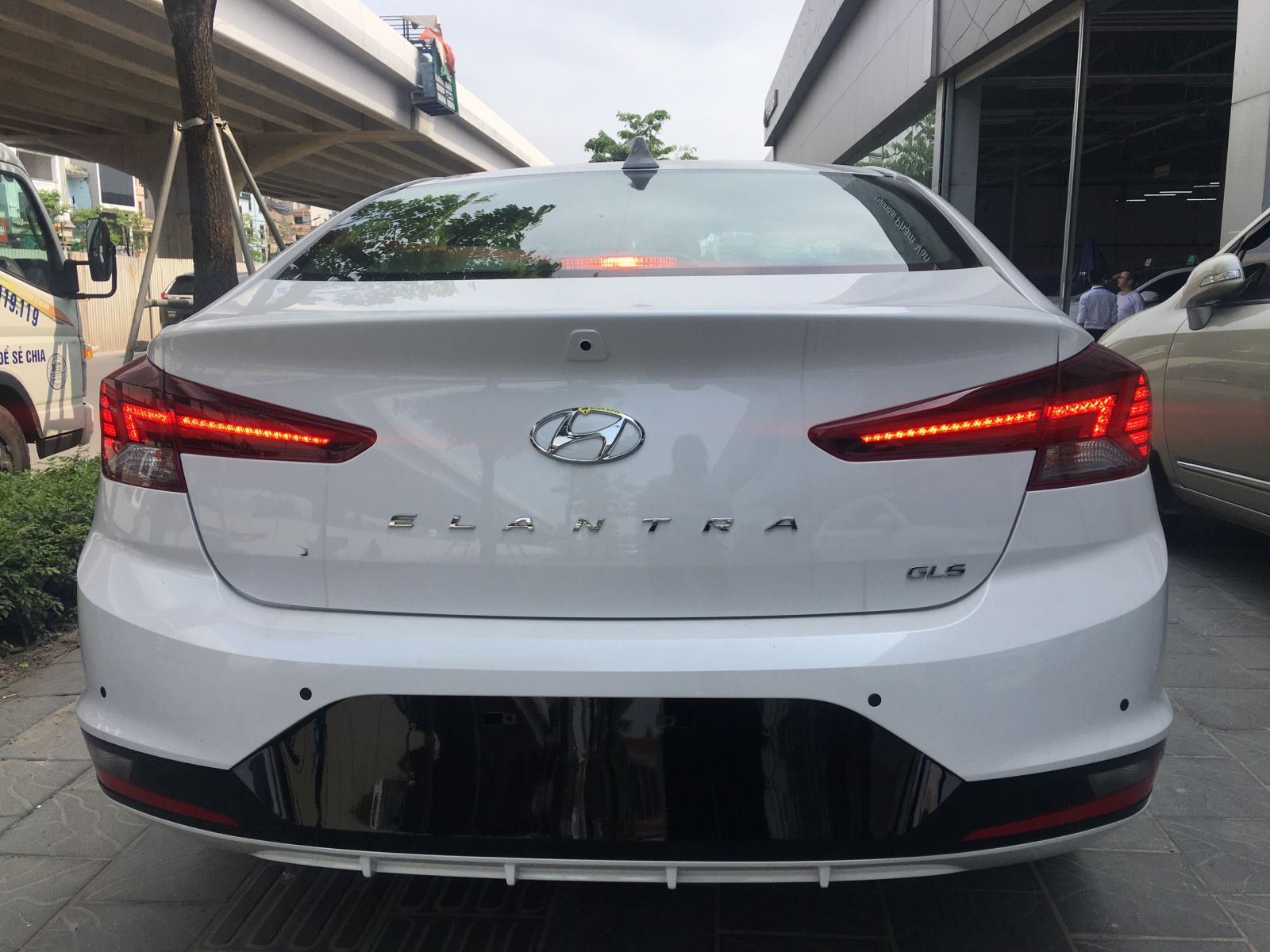 HYUNDAI ELANTRA 2.0 AT - Hyundai Motors